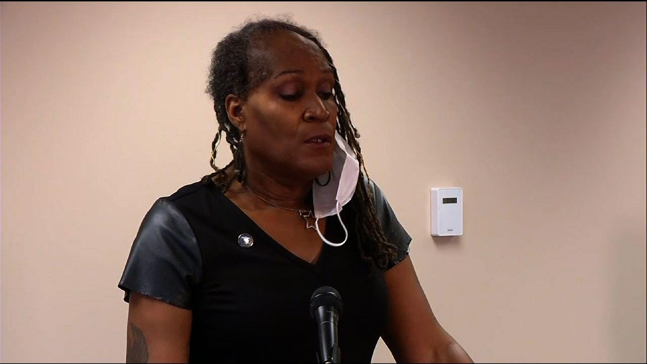 Official offers 'Amazing Grace' to Floyd's family - YouTube