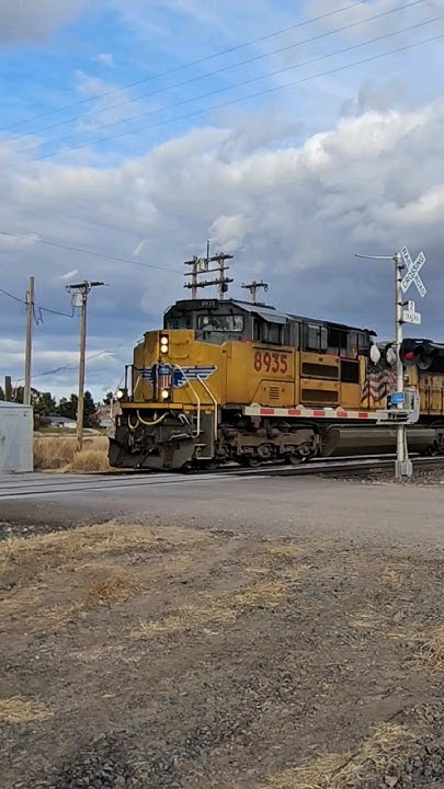 Beautiful New Painted EMD SD40-2 4th Out on Manifest WB! - YouTube