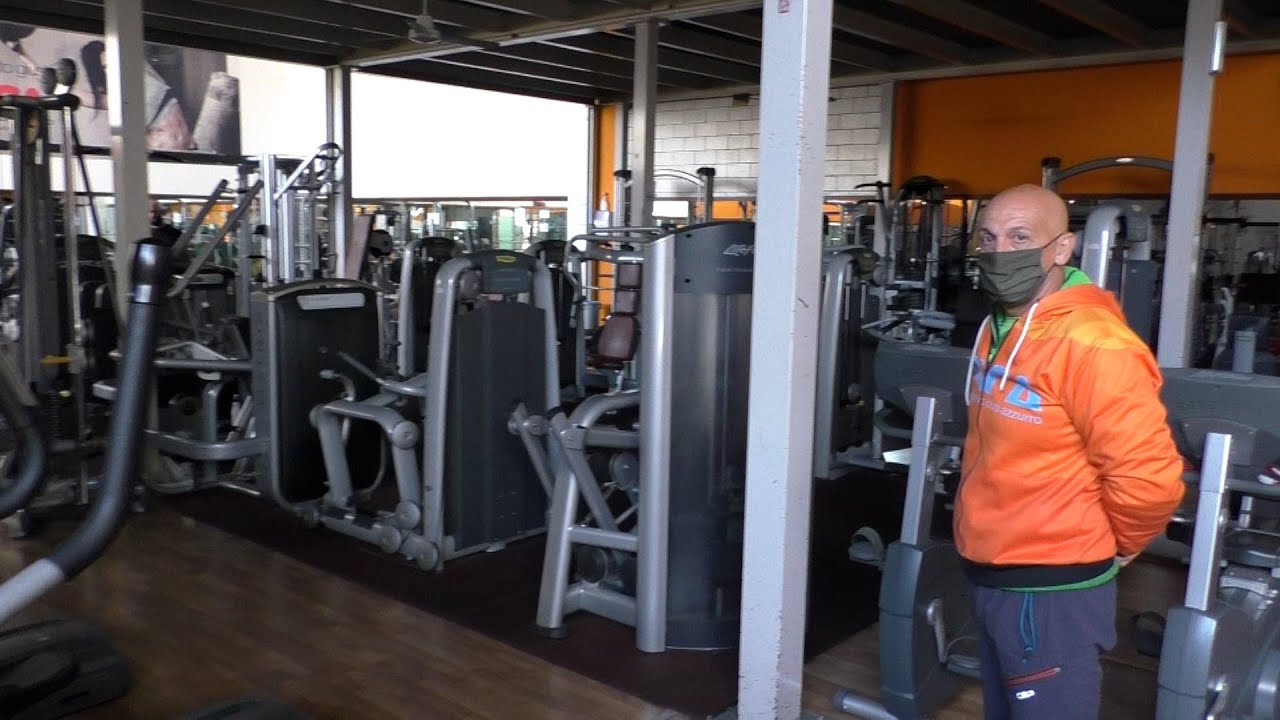 Ritorno in palestra, docce chiuse e grandi spazi - YouTube