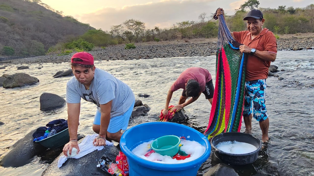 Mira estas lavanderas lavando ropa en el río - YouTube