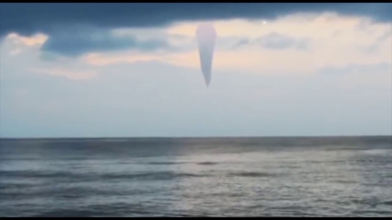 HUGE UFO LEAVES THROUGH PORTAL Footage of flying diamond over sea goes ...