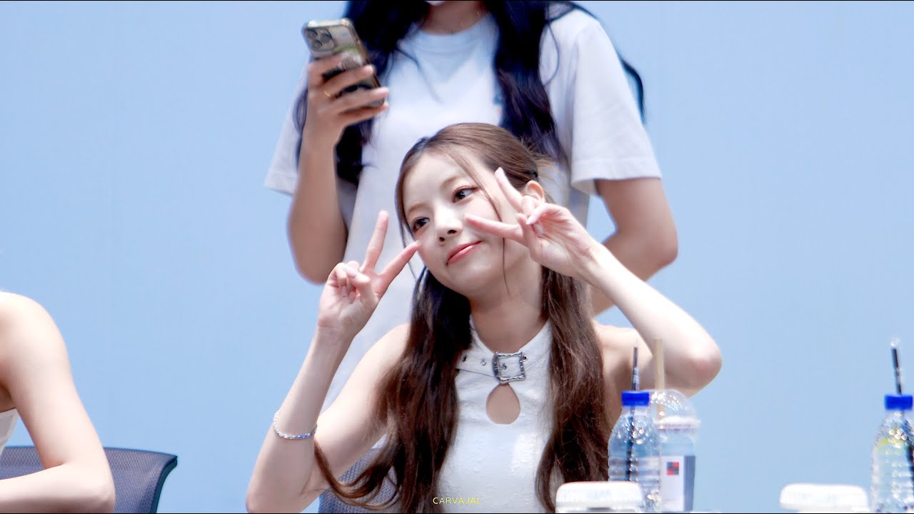 230914 퍼플키스 팬사인회 입장 / PURPLE KISS Fansig - YouTube