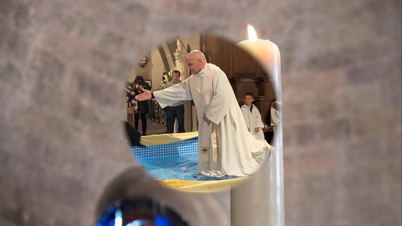 Baptême d'adultes dans la Nuit de Pâques 2023 Fréjus - YouTube