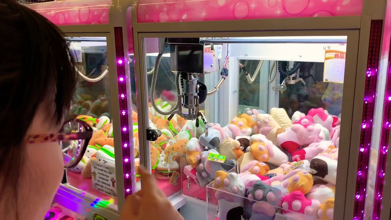 玩迷你夾娃娃機居然ㄧ下就出貨了！貓咪手手車票套超可愛/Mini crane games play - YouTube