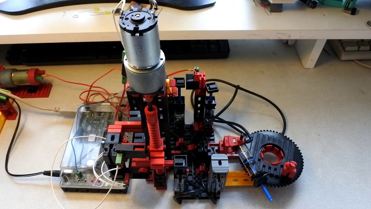 fischertechnik hydraulics #14 : Intro, pivot, piston, camera ...