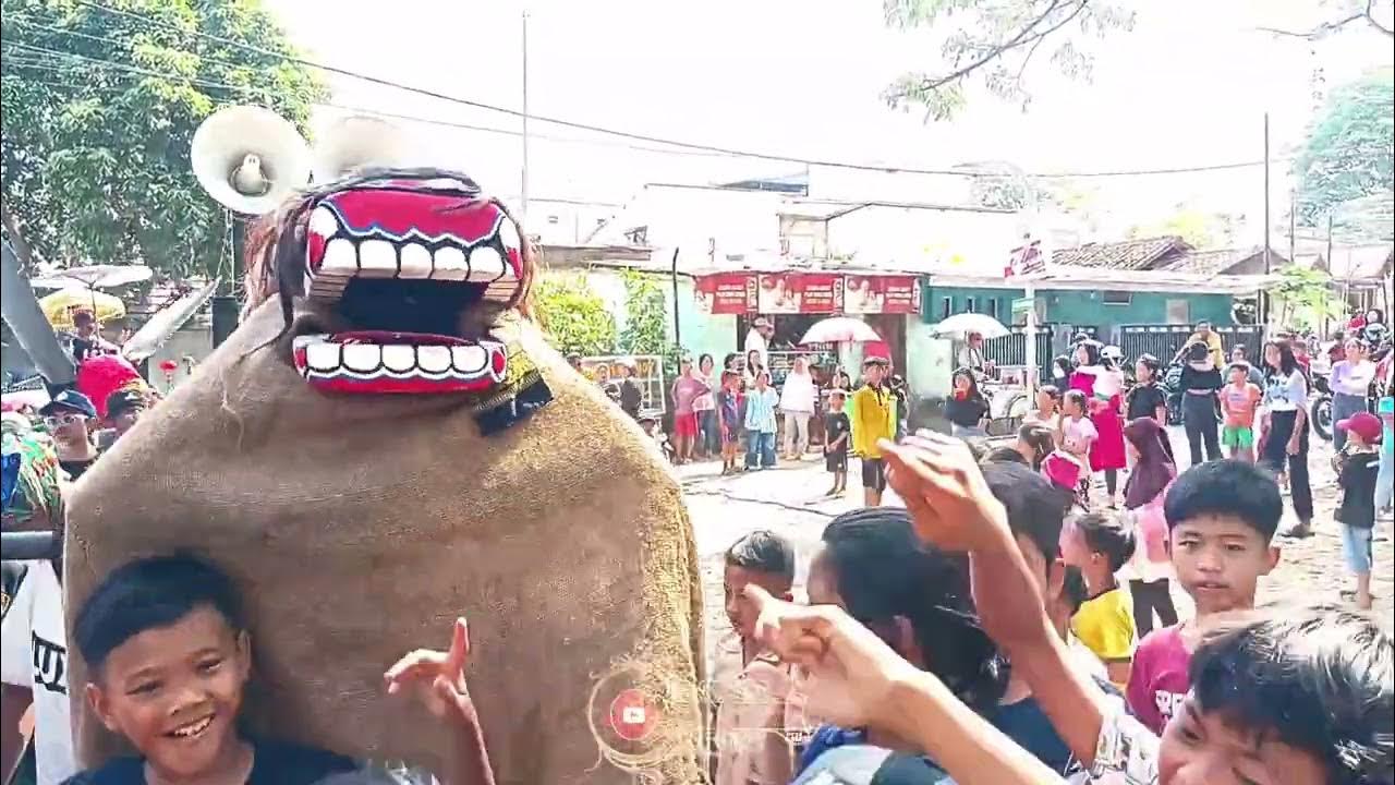 Arak Arakan Menuju tempat hajat Rajawali Seni Benjang Galura lugay Pusaka Wangi - YouTube