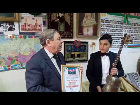 ASIM PIRIMOV ''ILHAM CEWMESI'' QEZETININ ''FEXRI DIPLOMUNU'' HACI EZIZ MUSA  TEQDIM EDERKEN