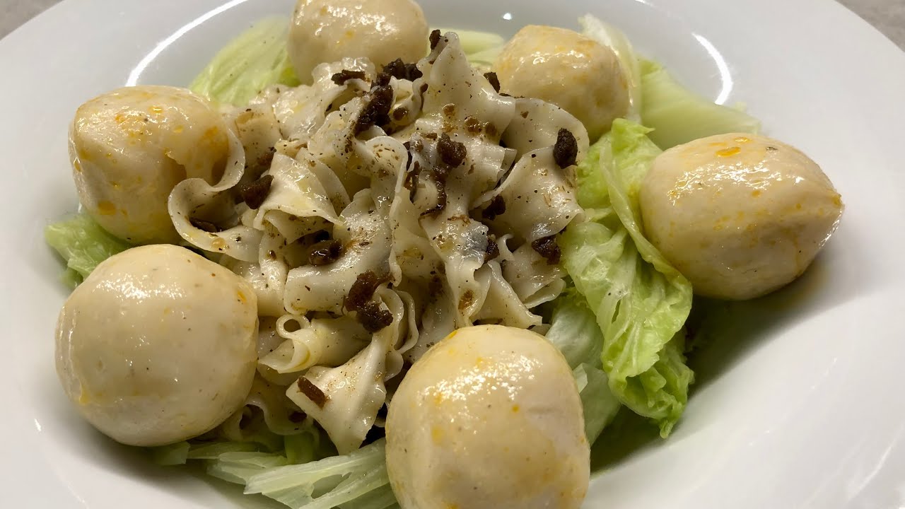 Peppercorn Chilli Fish Ball Noodles | 麻辣魚蛋撈刀削麵 - YouTube