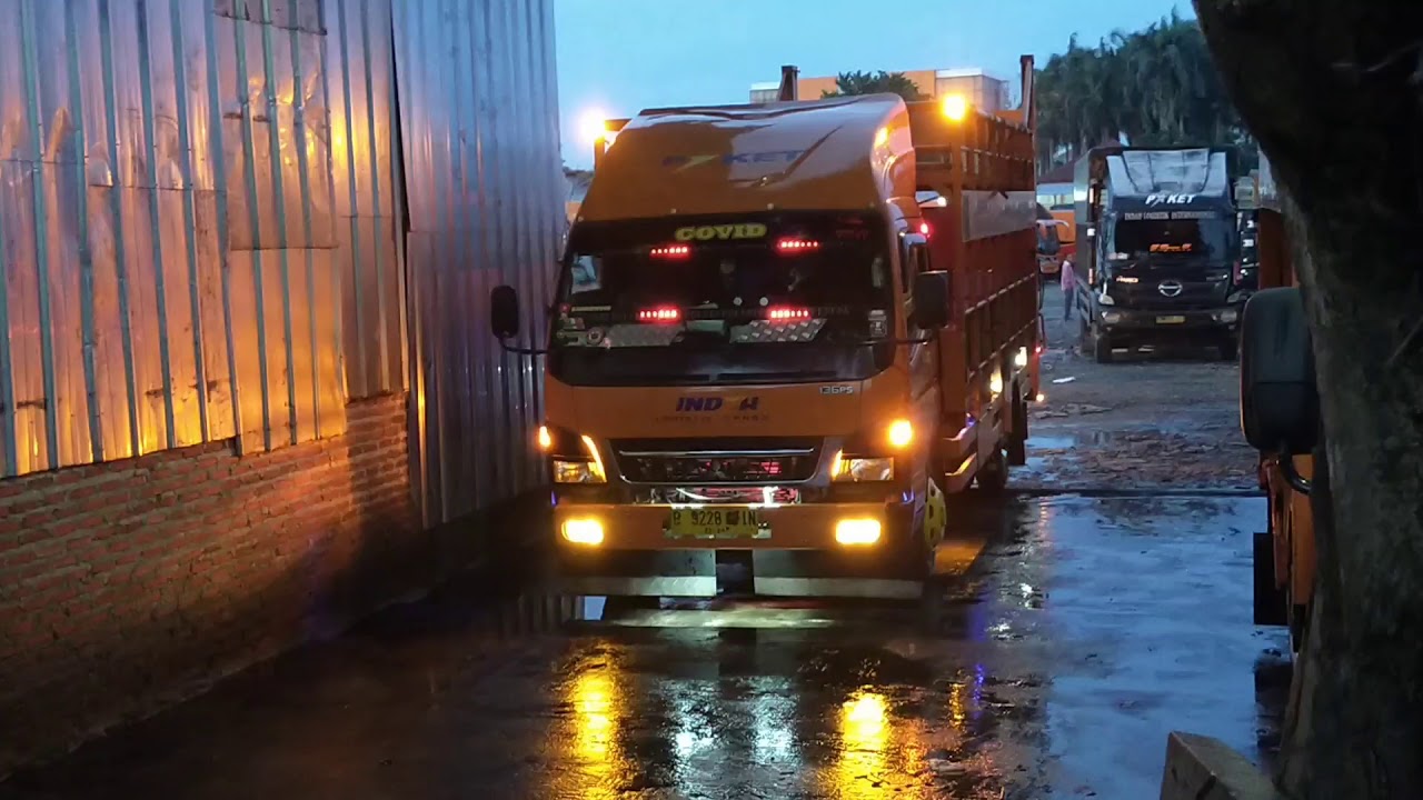 Bus paket dan toing motor indah cargo.. - YouTube
