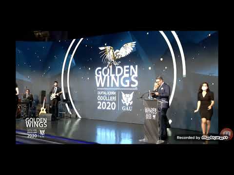 Hande Erçel ve Kerem Bursin birlikte ödül töreninden en iyi kadın ve erkek oyuncu ödülü aldılar