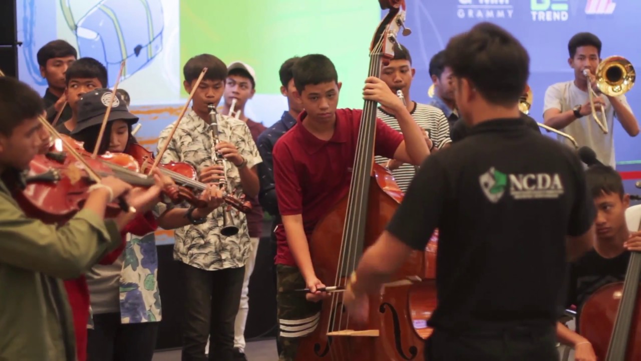 Flash Mob : 6 Centuries Symphony Orchestra (Cr: Johann Pachelbel ...