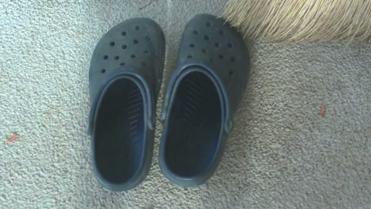 How to put on a Pair of Shoes (croc version)! - YouTube