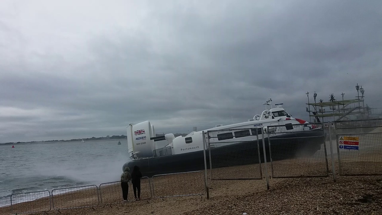 Griffon 12000TD Hovertravel Solent Flyer Hovercraft Departing Southsea ...