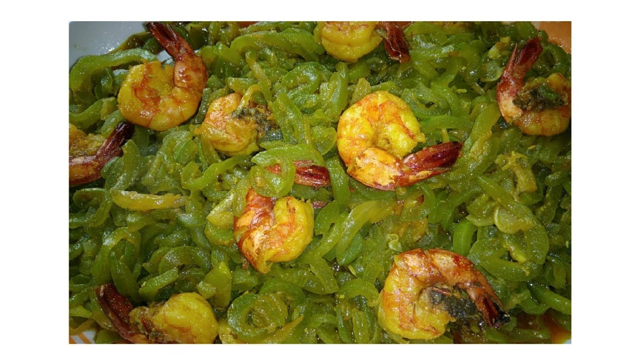 Chingri mach diye Chichinga Ranna / Prawn and Snake Gourd Curry - YouTube