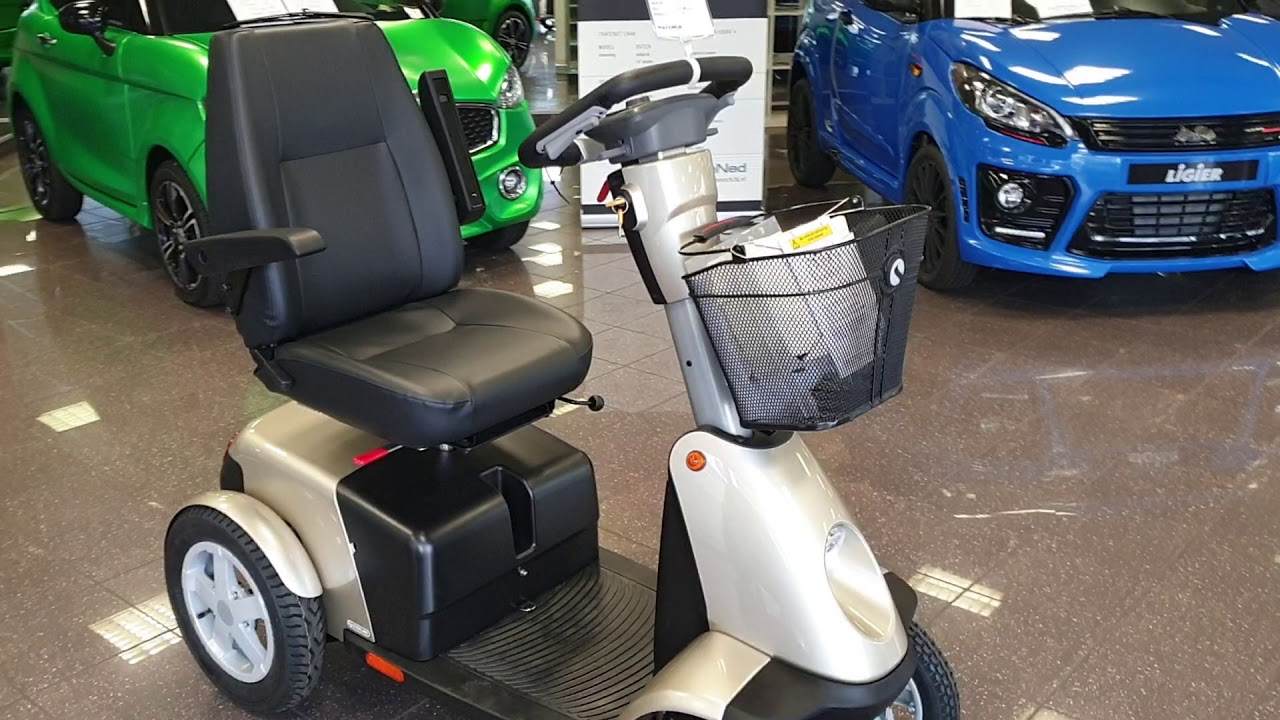 Scootmobiel Booster Trophy - YouTube