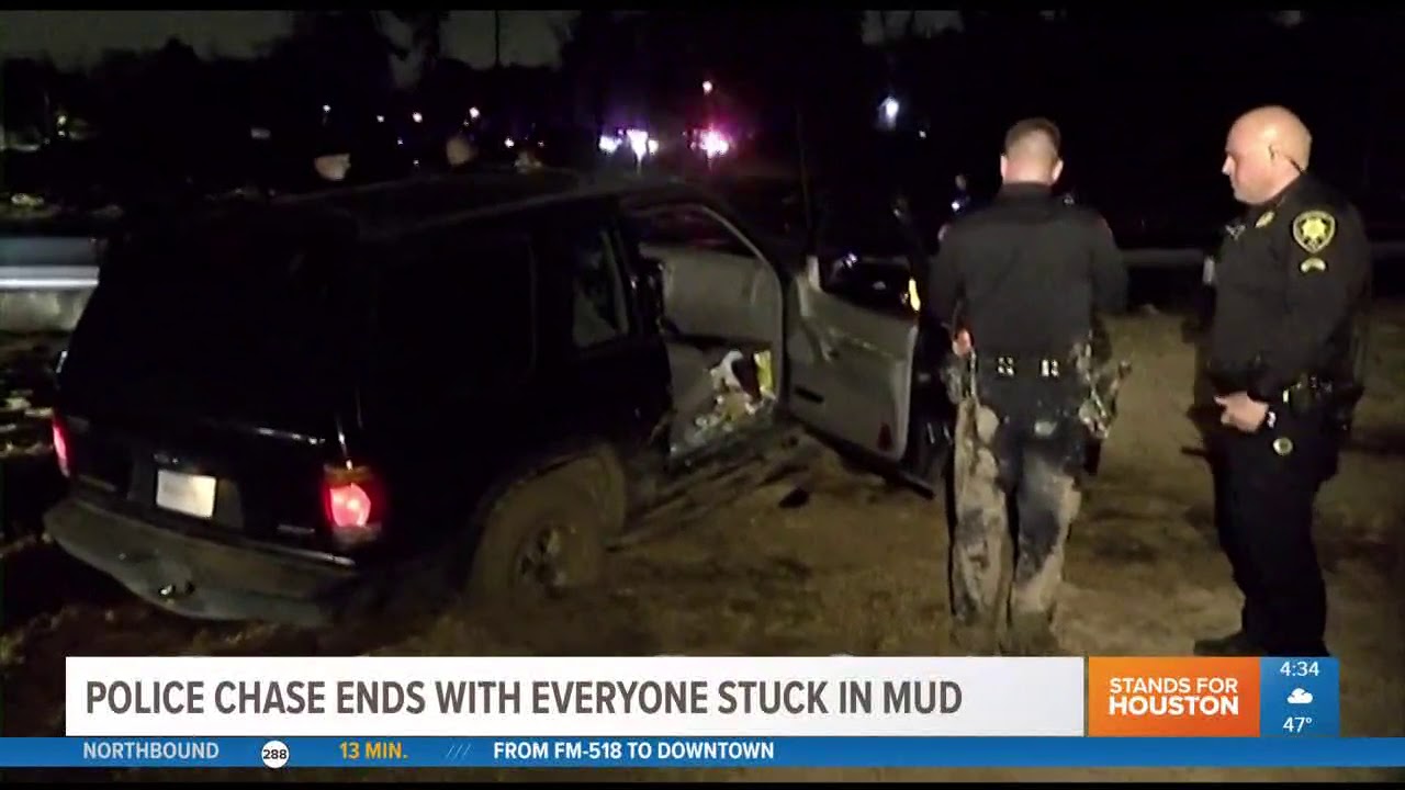 Police chase ends with suspect, deputies stuck in the mud - YouTube