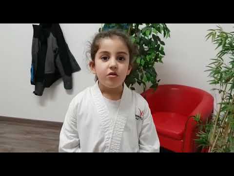 Lara erklärt warum Sie bei Karate Geiger ist. - YouTube