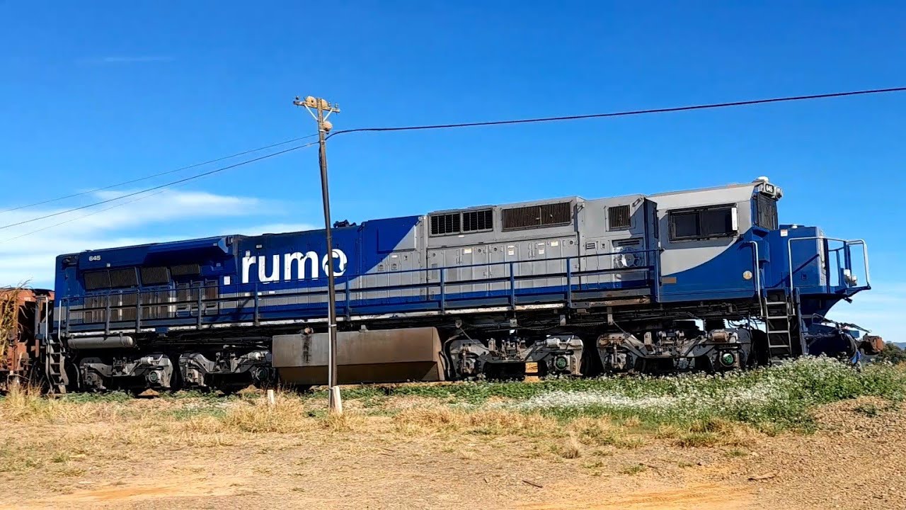 Trem com 2 locomotivas ES43BBi da Rumo, no trem carregado formação ...