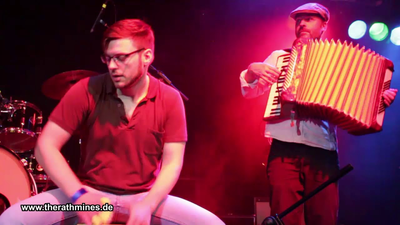 Poor paddy works on the railway - riderkesil