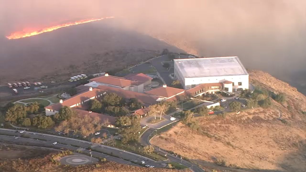 Winds push wildfire toward Reagan Library in Ventura County I - YouTube