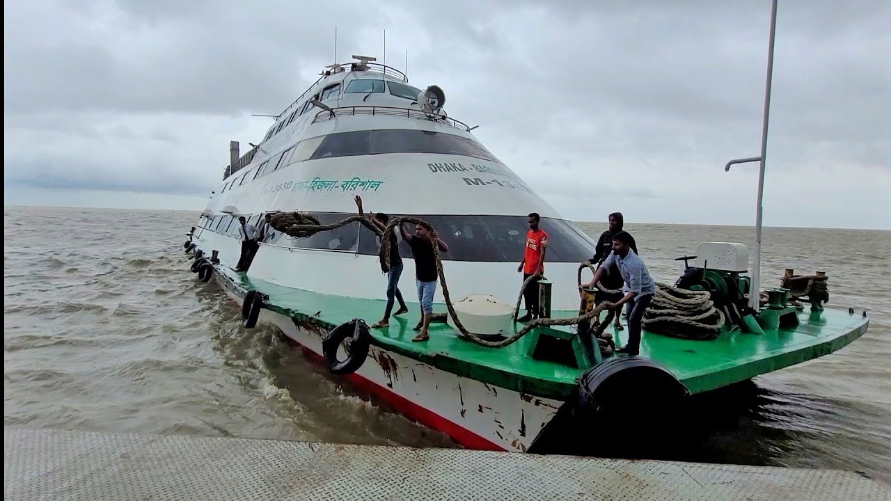 বৈরী আবহাওয়ায় মেঘনা নদীর জোয়াড়ের সময় যেভাবে বার্থিং করলো গ্রীন ...