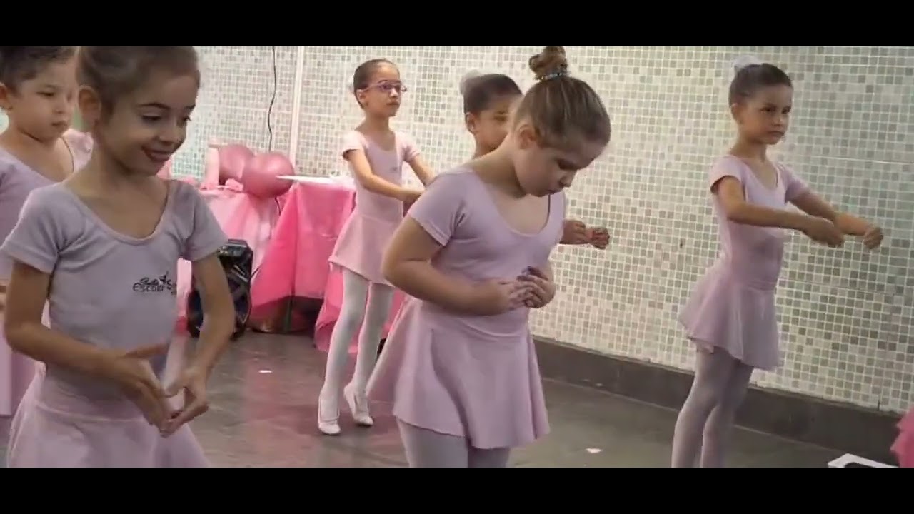 Laura no balé 2025 - YouTube
