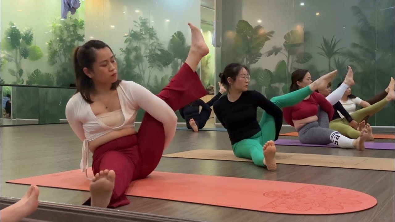 Morning yoga routine for beginners to intermediate | yoga classes - YouTube