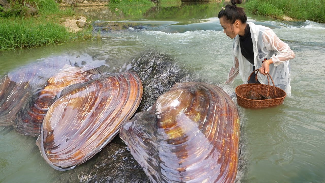 🔥🔥Unbelievable,beautiful girl searching for treasure in the river ...
