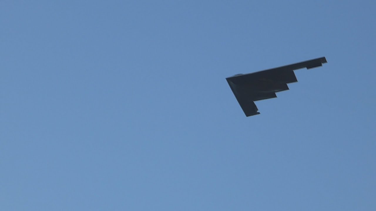 B2 Stealth Bomber fly over The Rose Bowl (2015) - YouTube