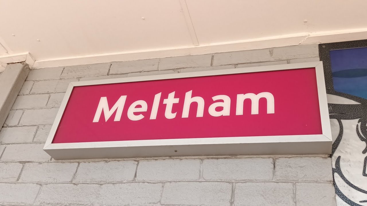 Transperth AIR B-Train entering and leaving Meltham Station - YouTube