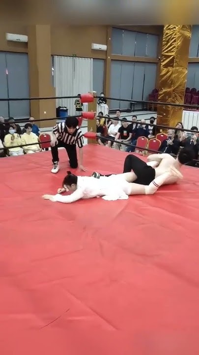 混合摔跤，裁判偏心帮女方 - YouTube