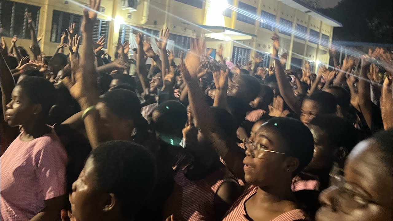 ACCRA GIRLS SHS AGISS JAMMING TO “GOD IS GOOD” - YouTube