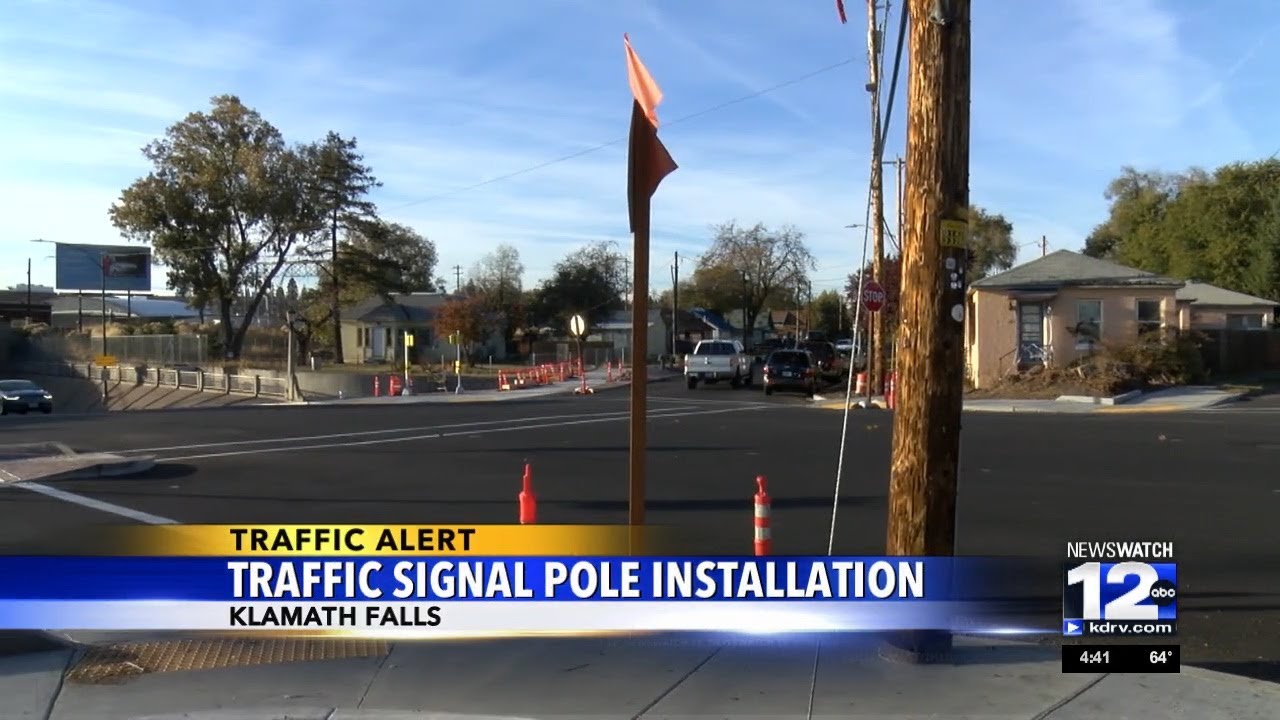 Traffic signal pole installation in Klamath Falls - YouTube