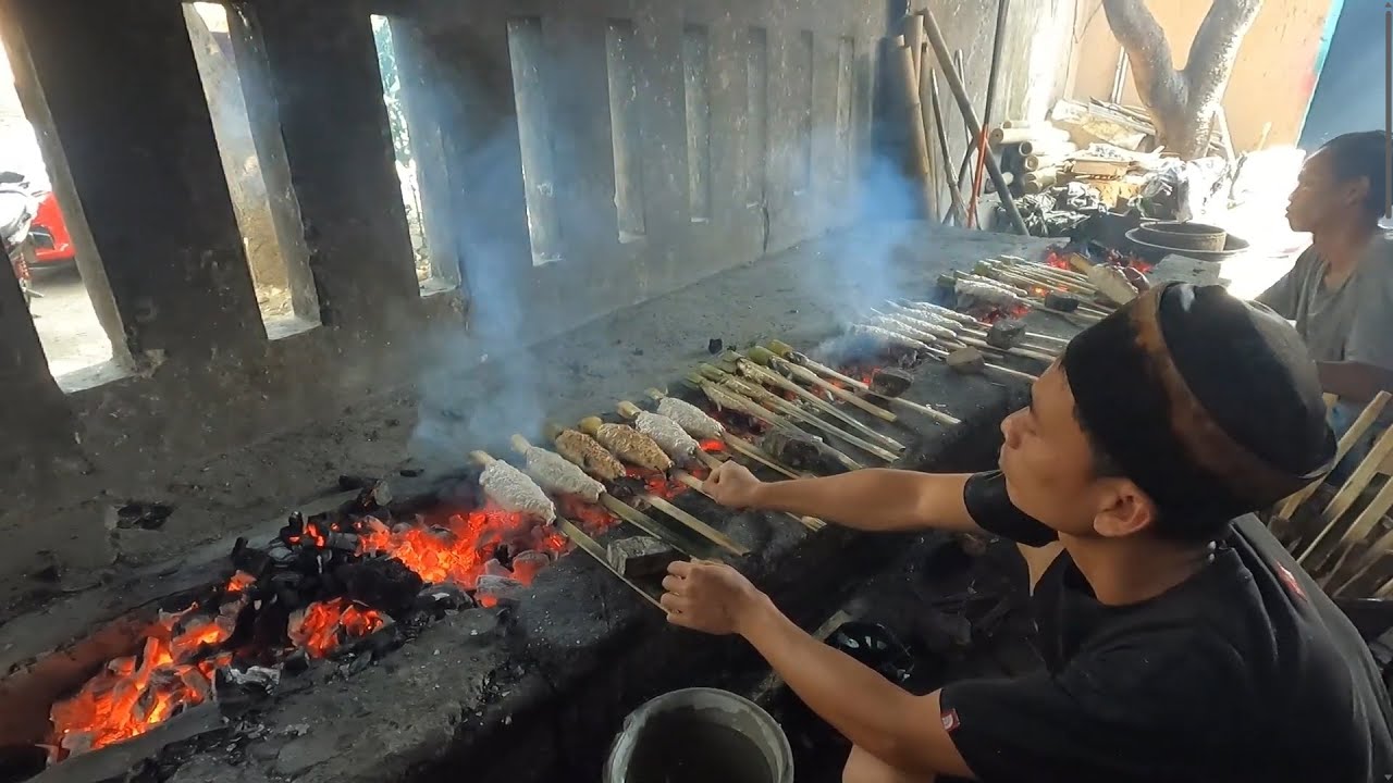 Indonesian Food SINCE 1970 SATE FISH BANDENG SERANG, HJ MARIYAM - YouTube