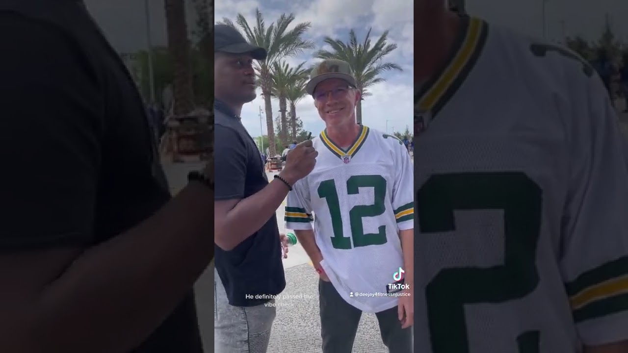 Real or Fake Football Fans - YouTube