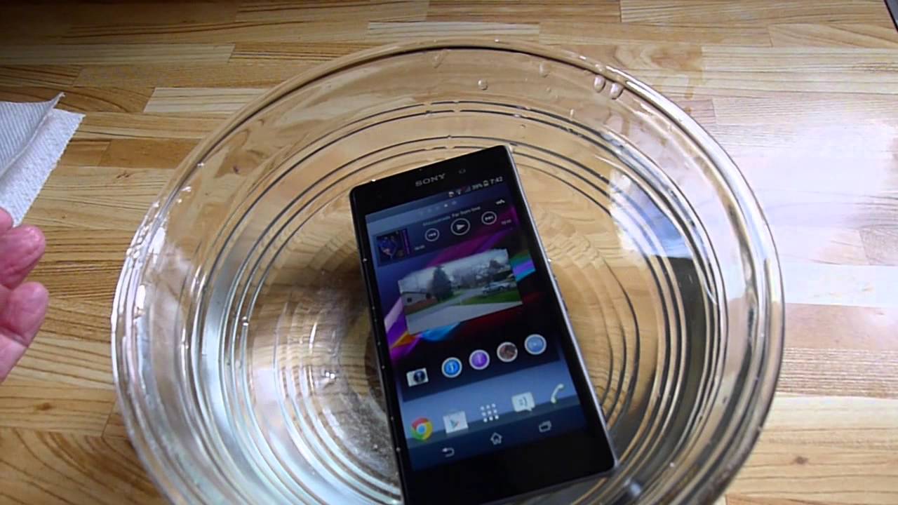 Sony Xperia Z1 Under Water - YouTube