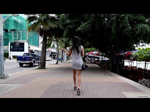 WTF - Hot Girl Walking Down Beach Road  Pattaya, Thailand