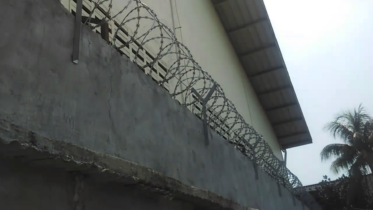 Jual kawat duri silet razor wire, cara pasang gak ambil lahan orang ...