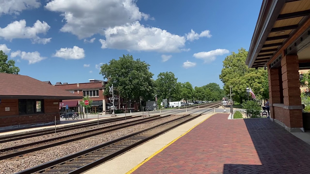 Amtrak Southwest Chief #3 Passing Outbound Metra 185 at Riverside IL ...