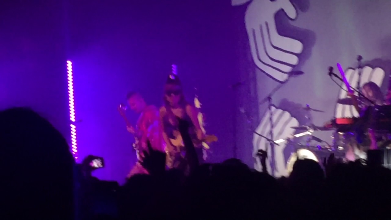 DNCE Body Moves Live in LA :) - YouTube