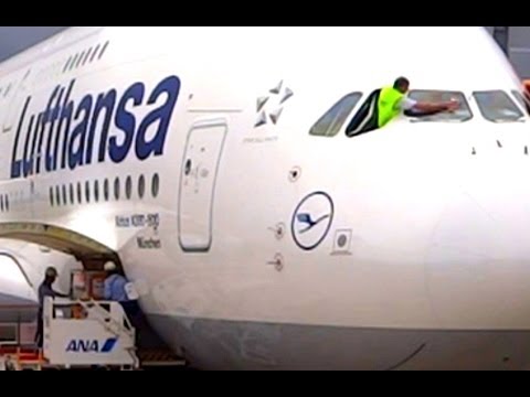 Airbus A380 Narita Tokyo - Capitan cleans windshields overcareful - YouTube