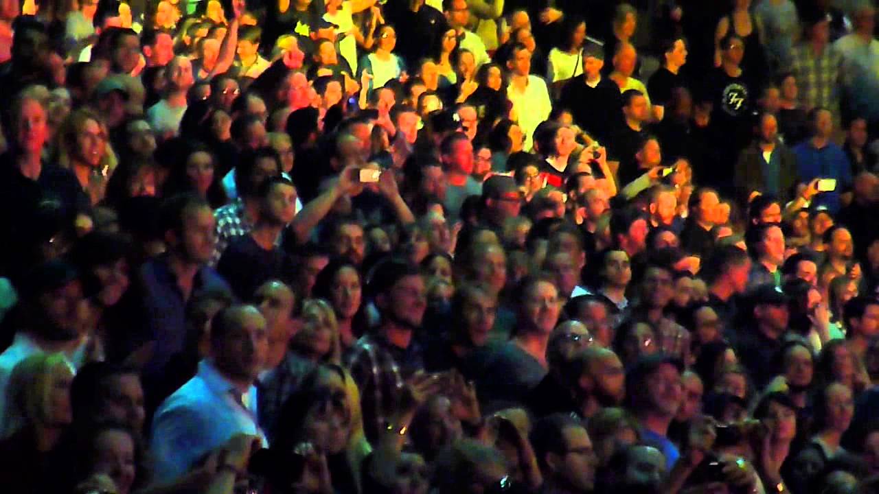 Pearl Jam Alive Barclays 10.19.13 McCready Crowd - YouTube