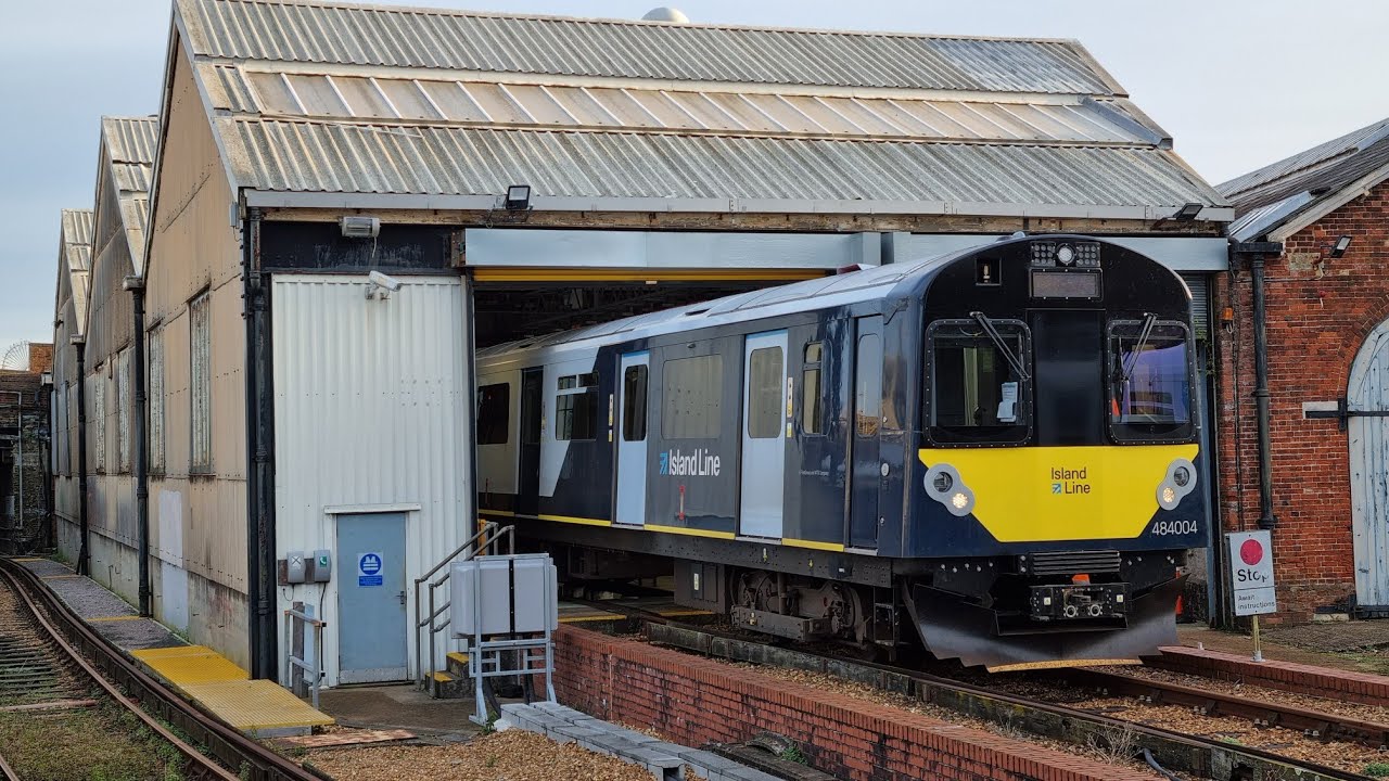 Island Line class 484s, 484004 and 484001 shunting around Ryde depot 09 ...