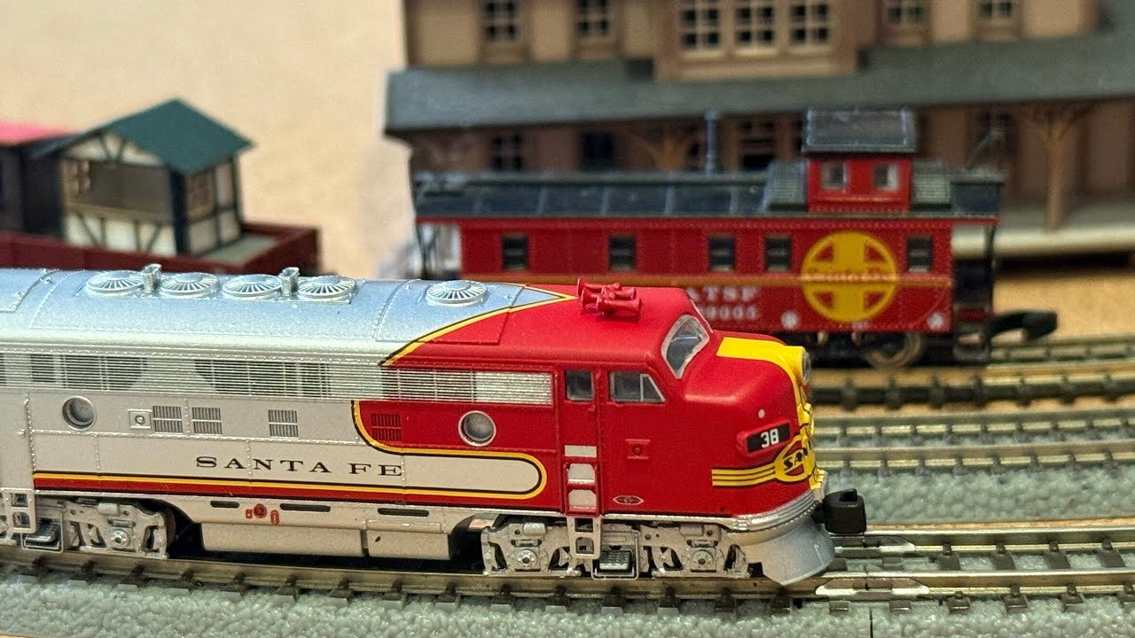 AZL 63001-7 ATSF Santa Fe F7 Locomotive 38 Test Run at z.scale.hobo 08. ...