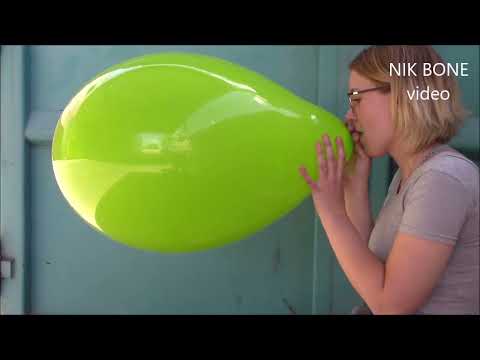 Große Luftballons werden aufgepustet, bis sie platzen