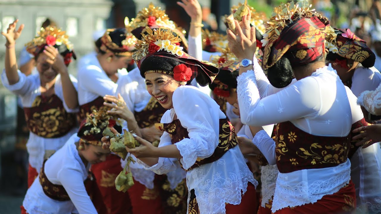 PERANG TIPAT BANTAL DESA ADAT KAPAL 2023 - YouTube