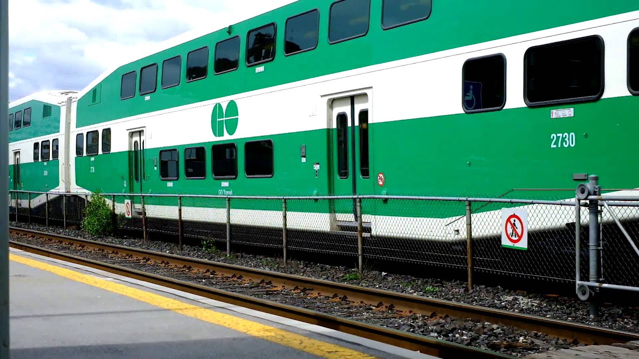 Westbound GO Train pulling into Port Credit GO Station. - YouTube