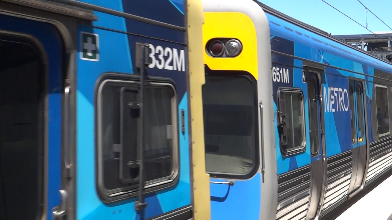 Comeng Train - Arriving Laverton Station (Metro Trains Melbourne) - YouTube
