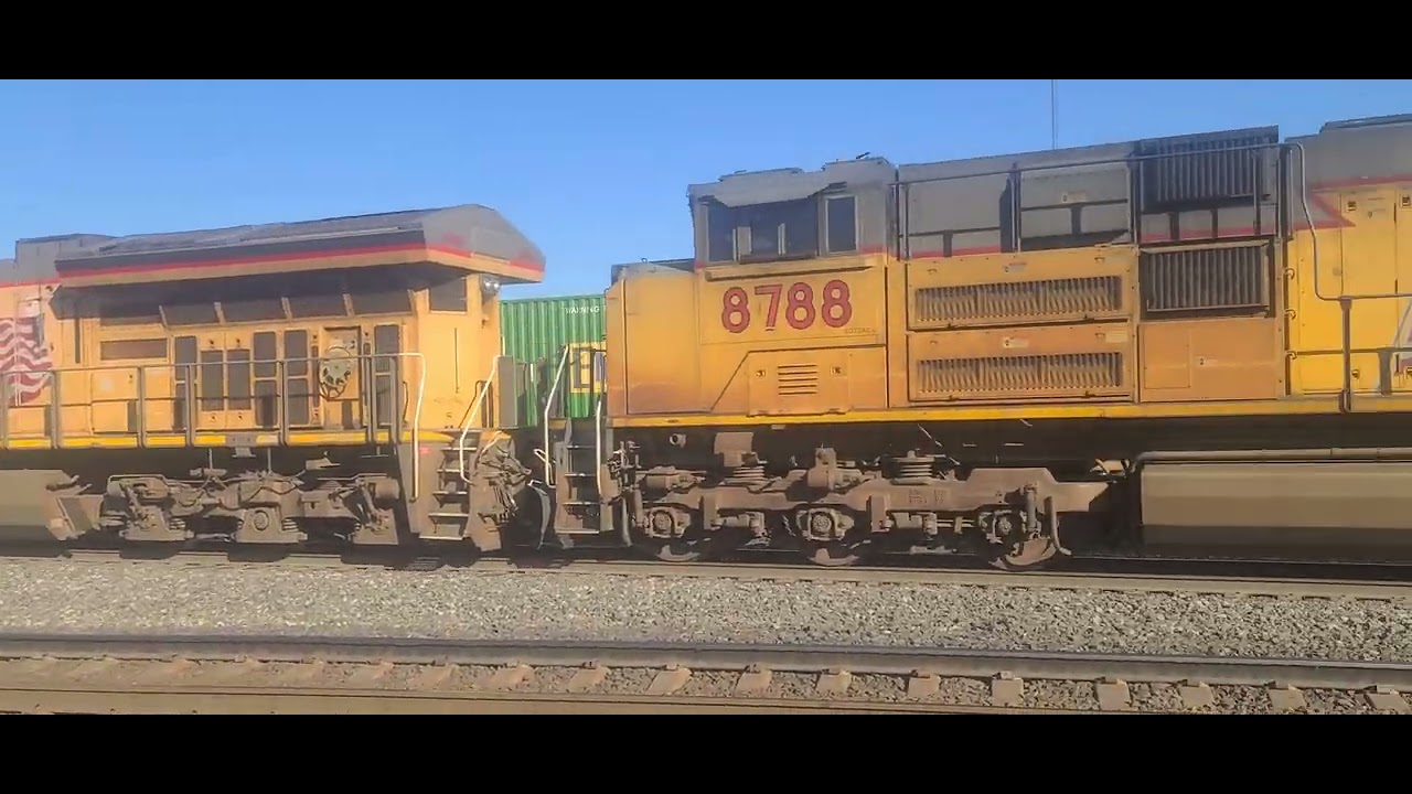 Union Pacific 8972 leads an intermodal with NS 1159 meets UP 2586 ...