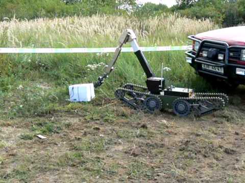 Pyrotechnický robot teleMax / bomb disposal robot teleMax - YouTube